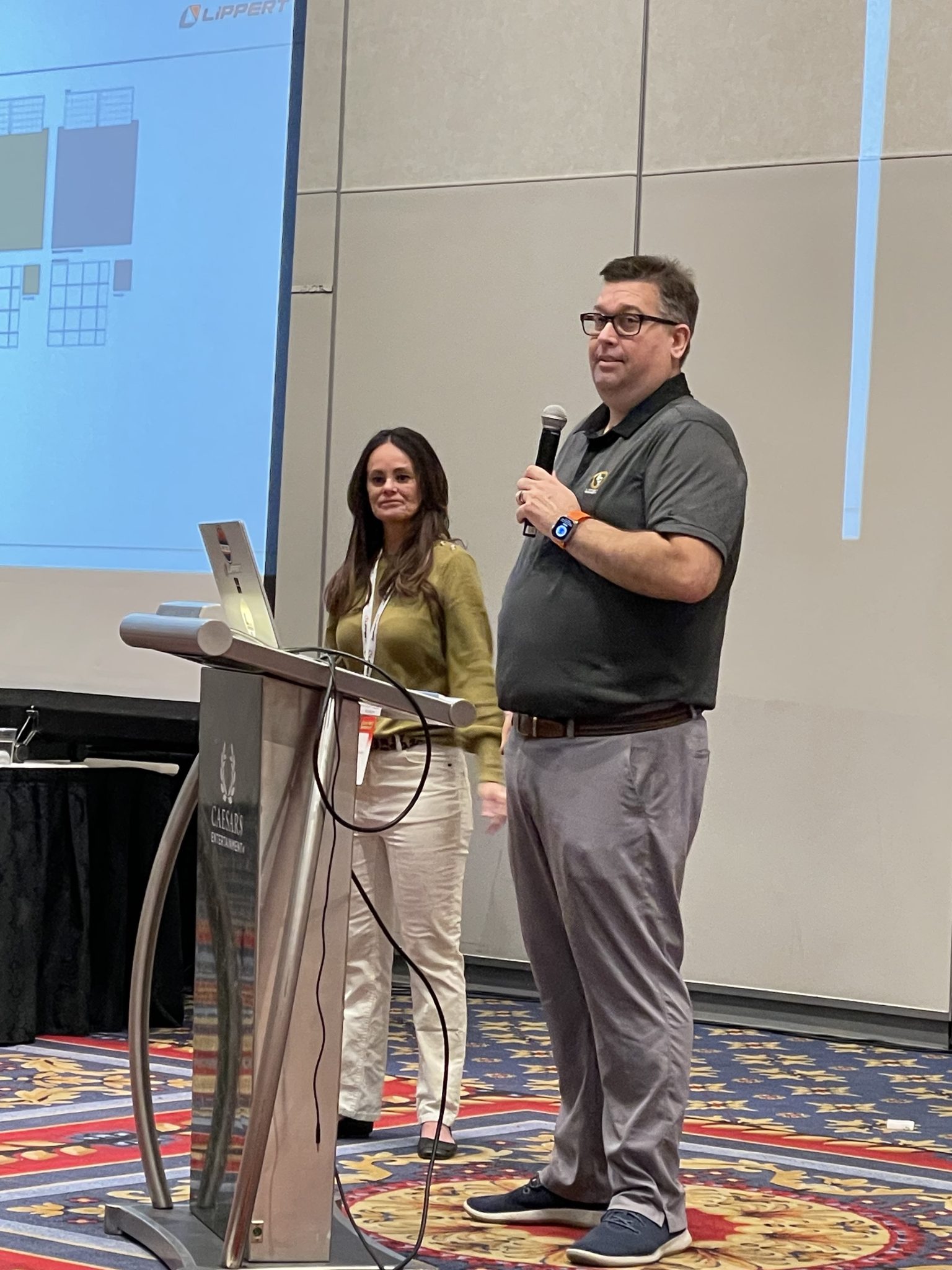 Arrow Distributing Show Draws Dealer Crowd – RV PRO